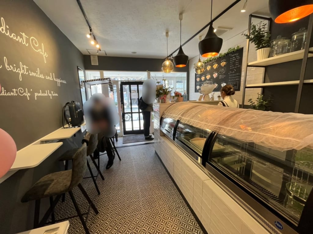 【福岡市南区】長住商店街に、双子店長のかわいいクレープ店「Radiant Cafe(ラディエントカフェ)」が2023年1月にオープン♪ キッチンカーでの移動販売を経て4年目ついに、長住で実店舗 ...